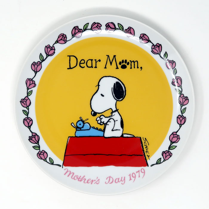 Snoopy writing letter 1979 Mother's Day Plate - ShopCollectPeanuts.com