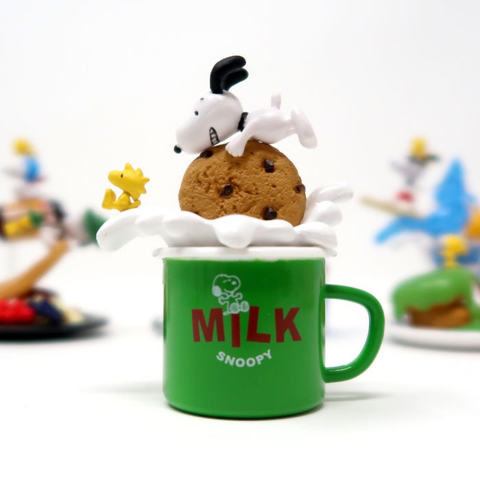 Snoopy Dreaming of Sweets - CollectPeanuts.com